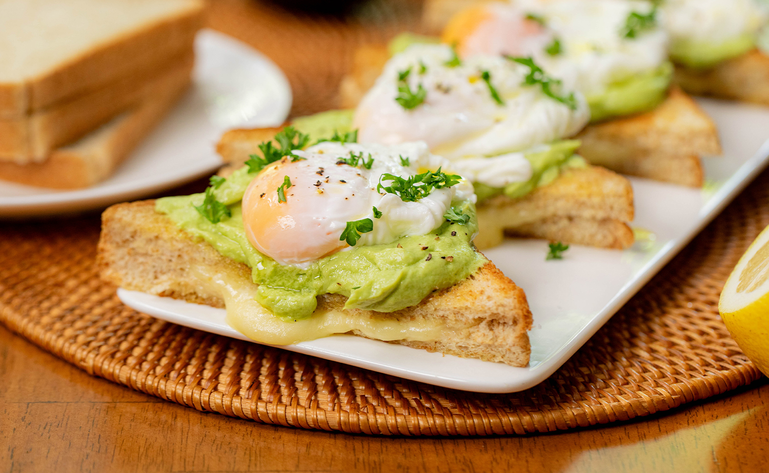 Grilled Cheese Avocado Toast with Poached Egg (ขนมปังกริลล์ชีสอโวคาโด ...