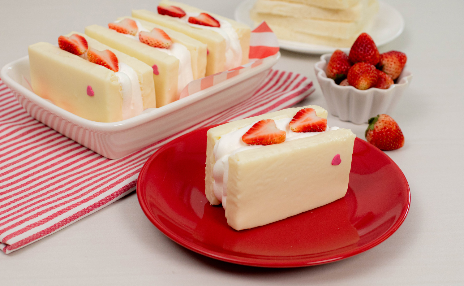 White Chocolate Toast Sandwich with Strawberry and Cream Filling (ไวท์ ...