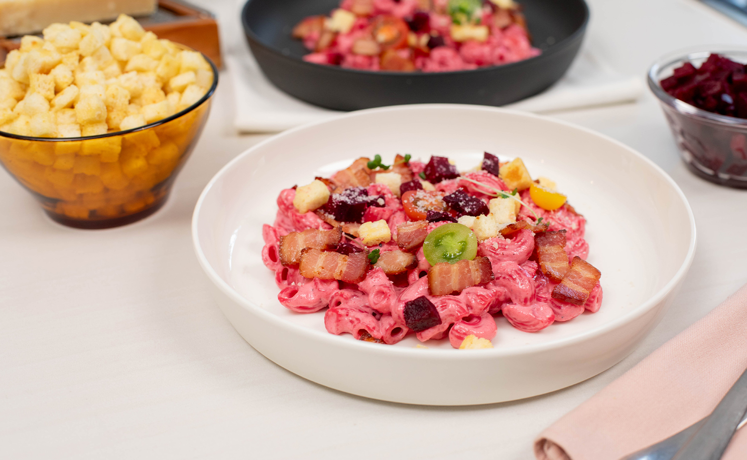 Beetroot Cream Pasta with Bacon and Croutons (พาสต้าครีมบีทรูทกับเบคอน ...