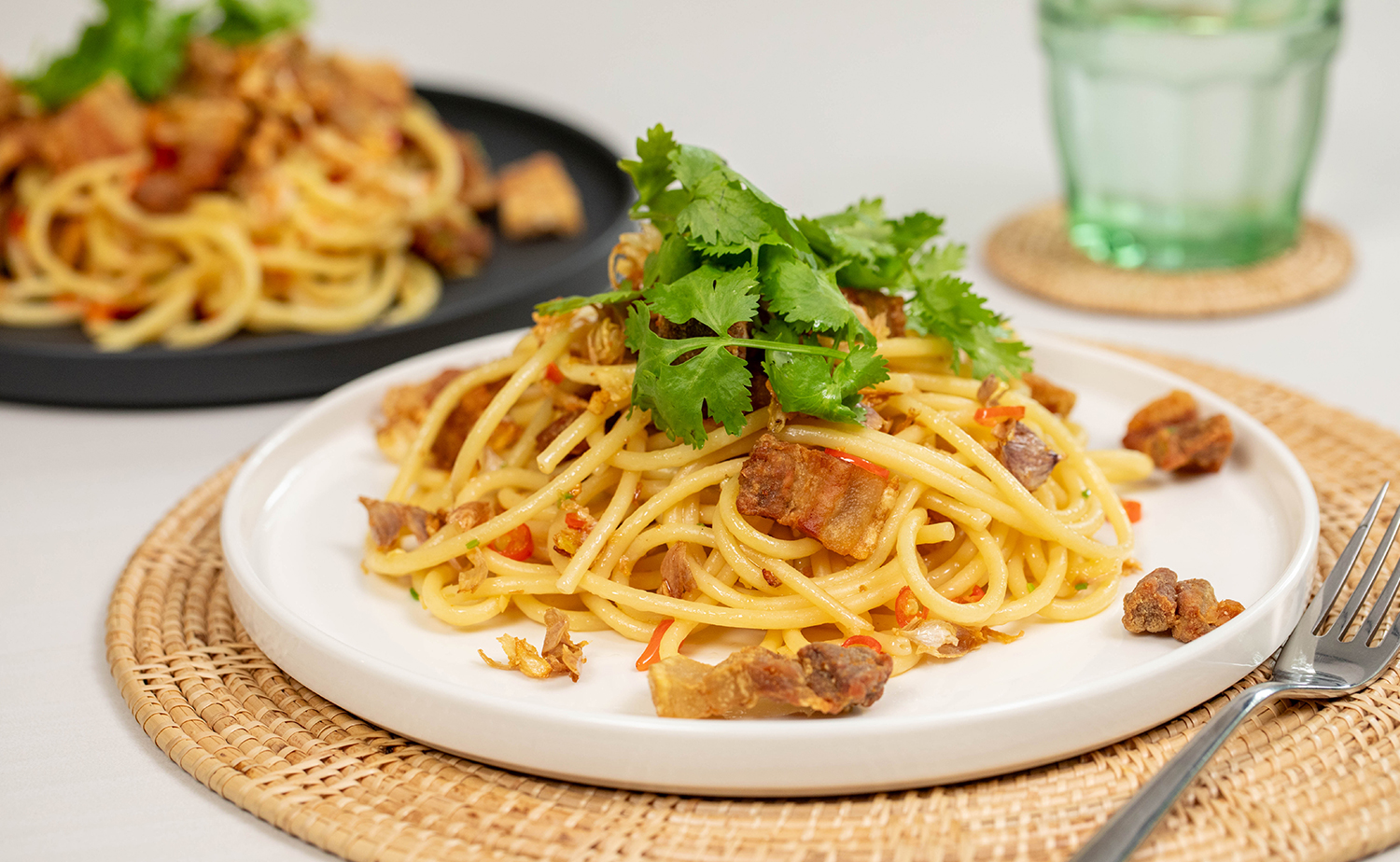 Bucatini with Crispy Pork Belly and Garlic Chili (บูคาตินีสามชั้นผัด ...