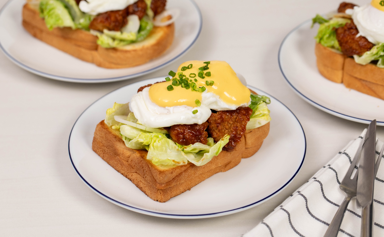 Grilled Cheese Benedict with BBQ Fried Chicken Caesar Supreme (กร ...
