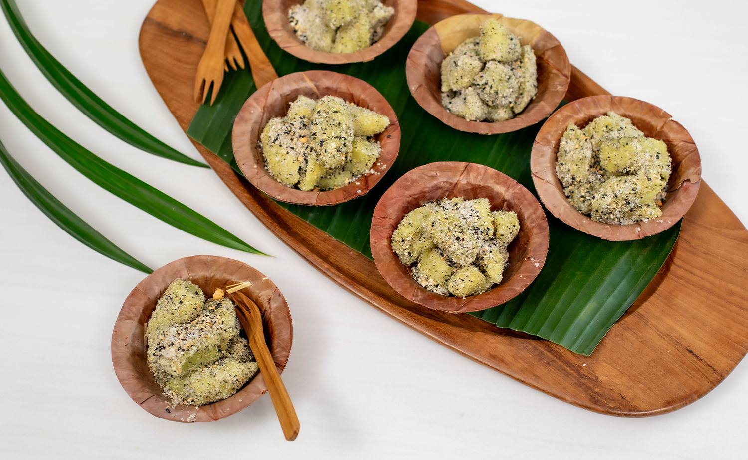 Pandan Chinese Glutinous Rice Cakes (กะลอจี๊ใบเตย)