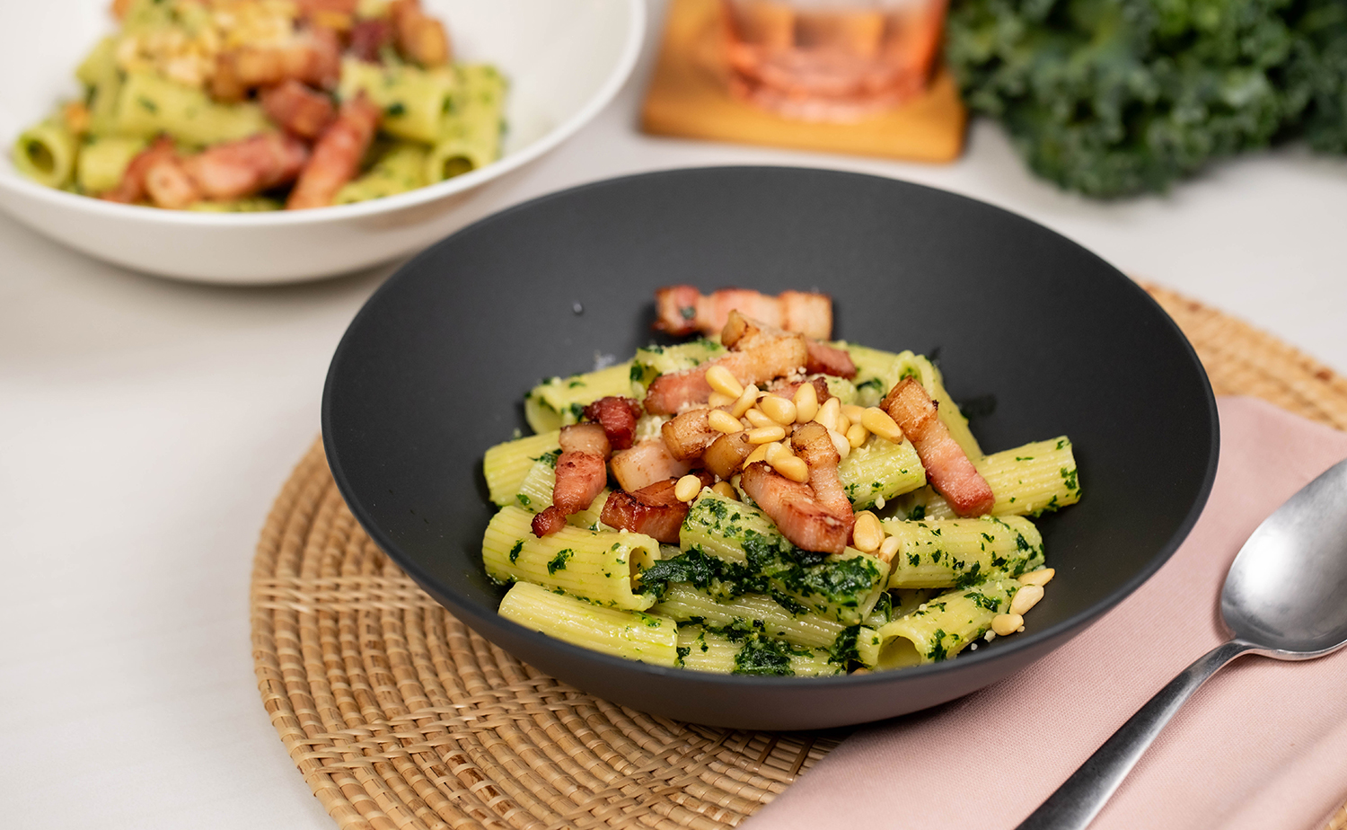 Rigatoni with Kale Pesto and Crispy Bacon (รีกาโตนีเพสโต้เคลเบคอน)