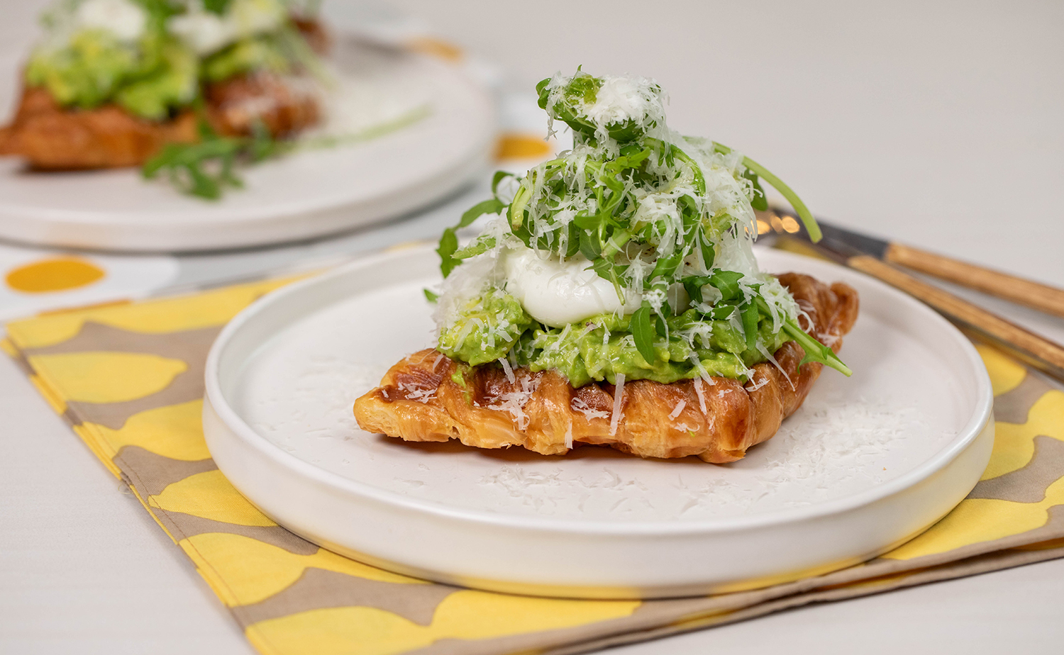 Croissant Waffle Toast with Avocado & Poached Egg (ครัวซ็องต์โทสต์อโวคา ...