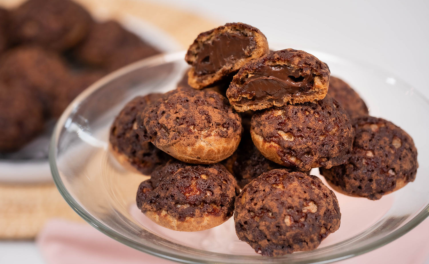 Chocolate Osaka Cream Puffs (ช็อกโกแลตโอซาก้าครีมพัฟ)