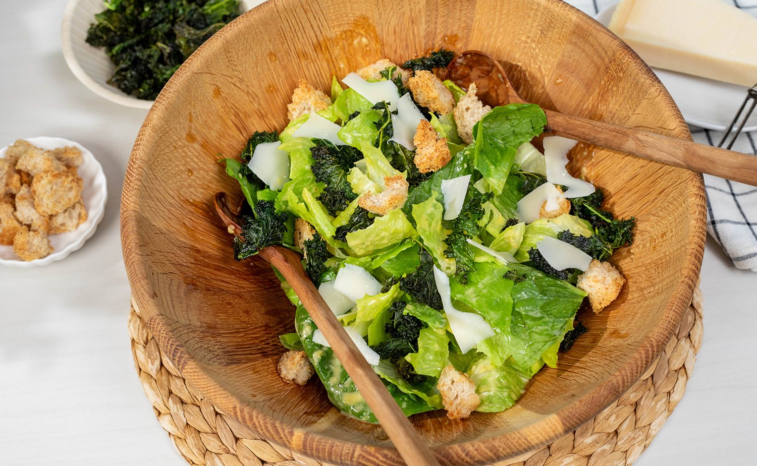 Spicy Green Caesar Salad with Crispy Kale (สไปซี่ซีซ่าร์กับเคลกรอบ)